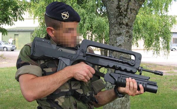 THE FAMAS ASSAULT RIFLE - Small Arms Review
