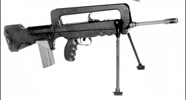 THE FAMAS ASSAULT RIFLE - Small Arms Review