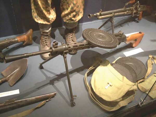 THE MUSEUM OF THE POLISH ARMY - Small Arms Review