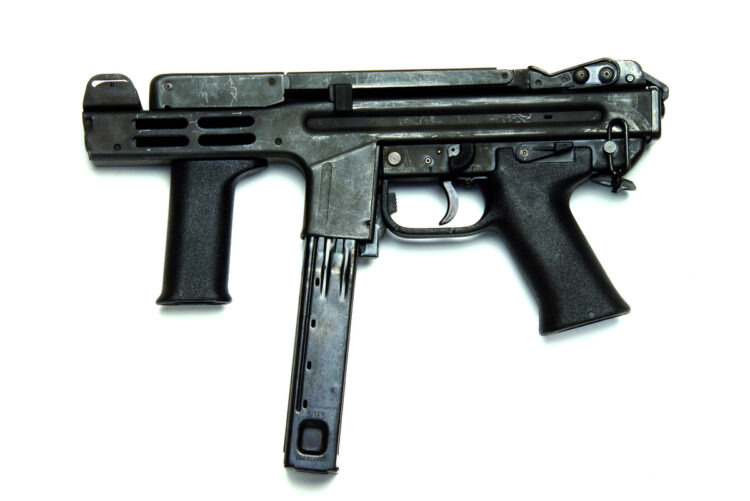 SITES Spectre M4: An Odd Italian Double-Action Sub-Machine Gun - Small ...